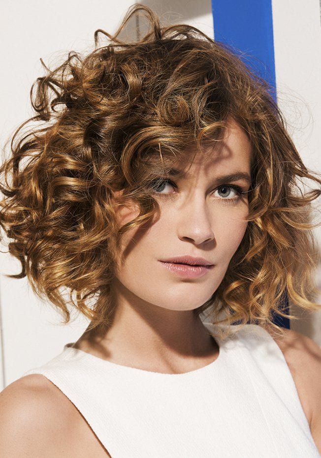 5 idées de coiffure pour cheveux bouclés - Bien Habillée